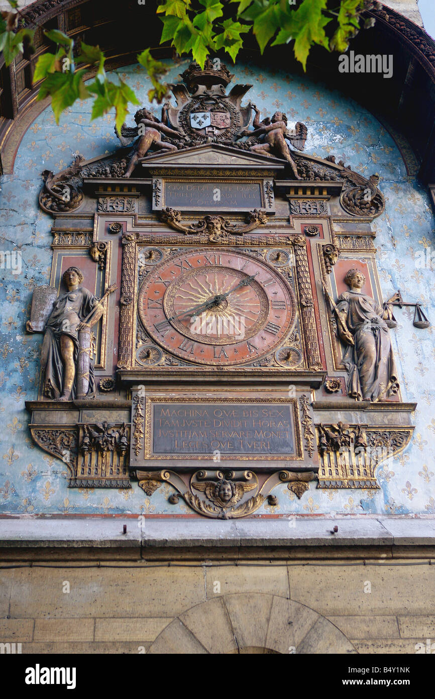 la Conciergerie clock Stock Photo - Alamy