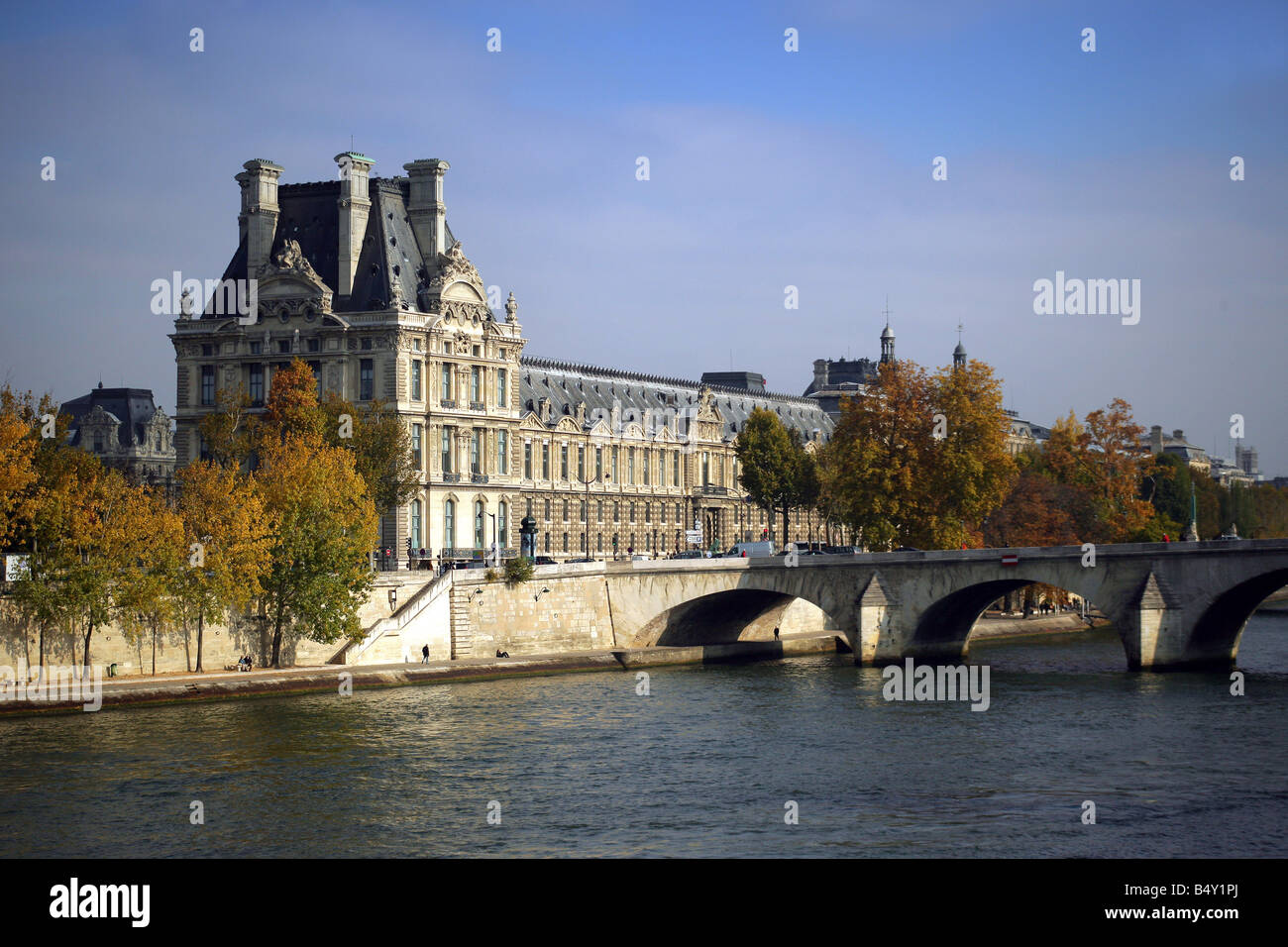 Louvre museum from the Seine river, Paris Stock Photo - Alamy