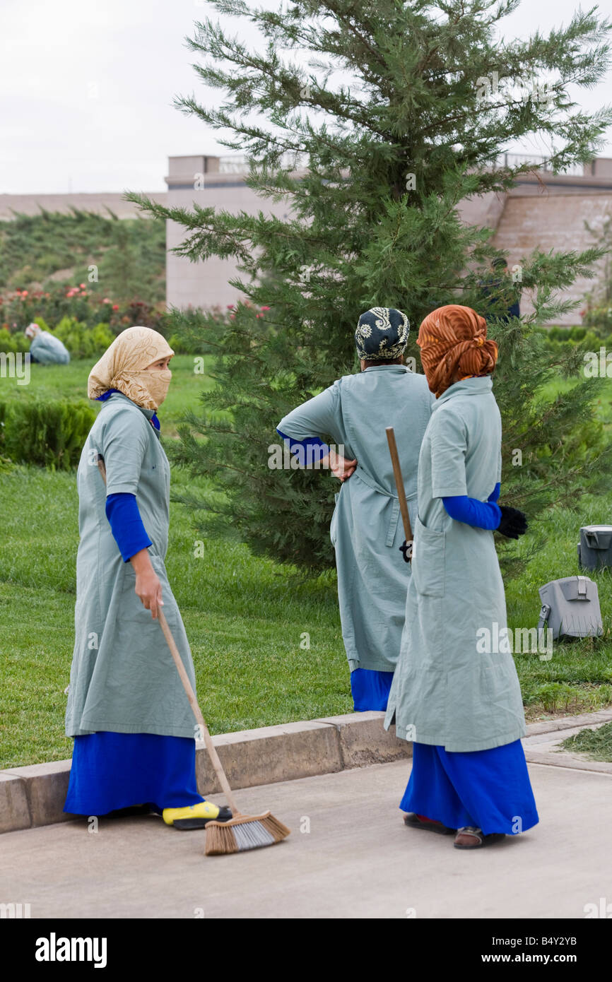 Female women street cleaners hi-res stock photography and images - Alamy