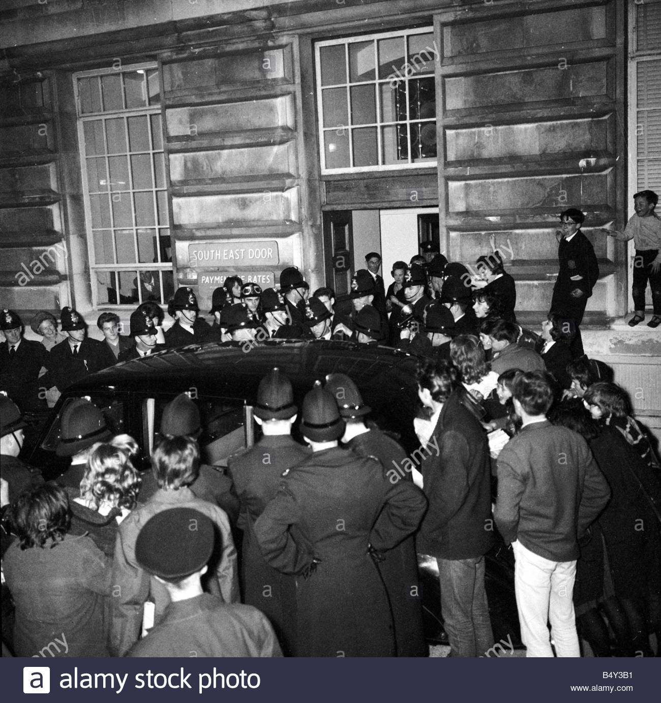 Music Beatles Fans 1963 High Resolution Stock Photography and Images ...