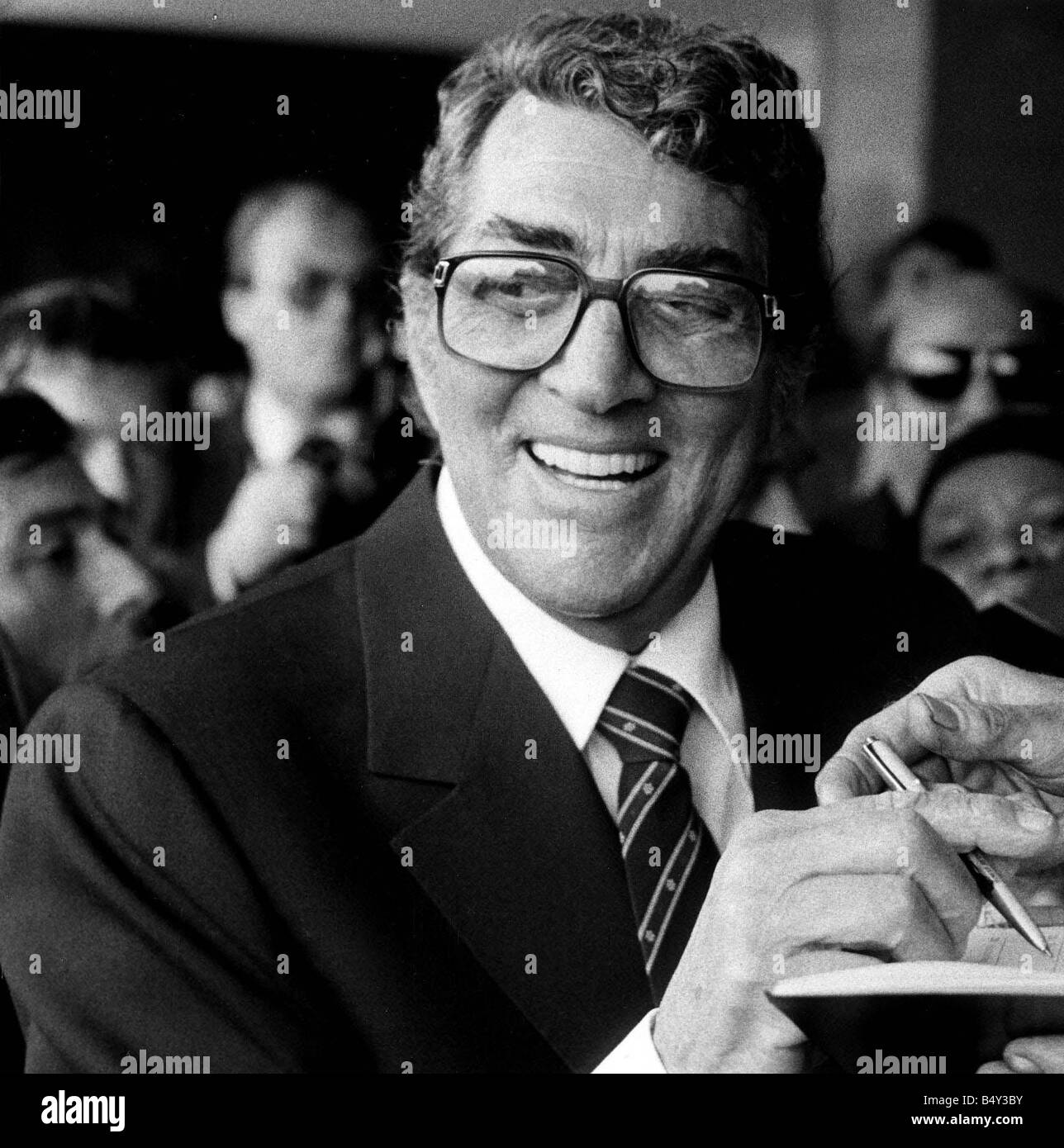Dean Martin June 1983 signing autographs Stock Photo - Alamy