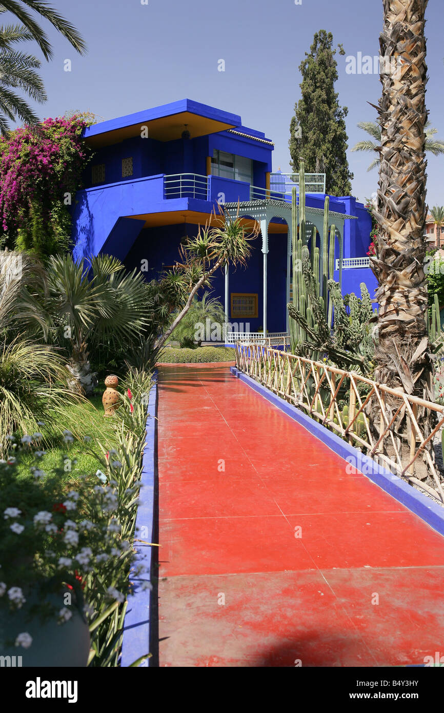 Garden with blue house Stock Photo - Alamy