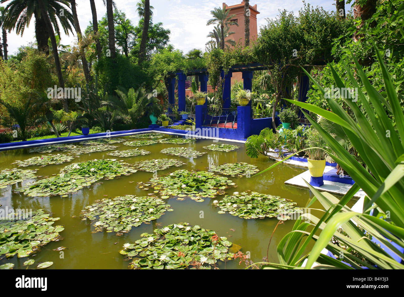Garden with basin Stock Photo - Alamy
