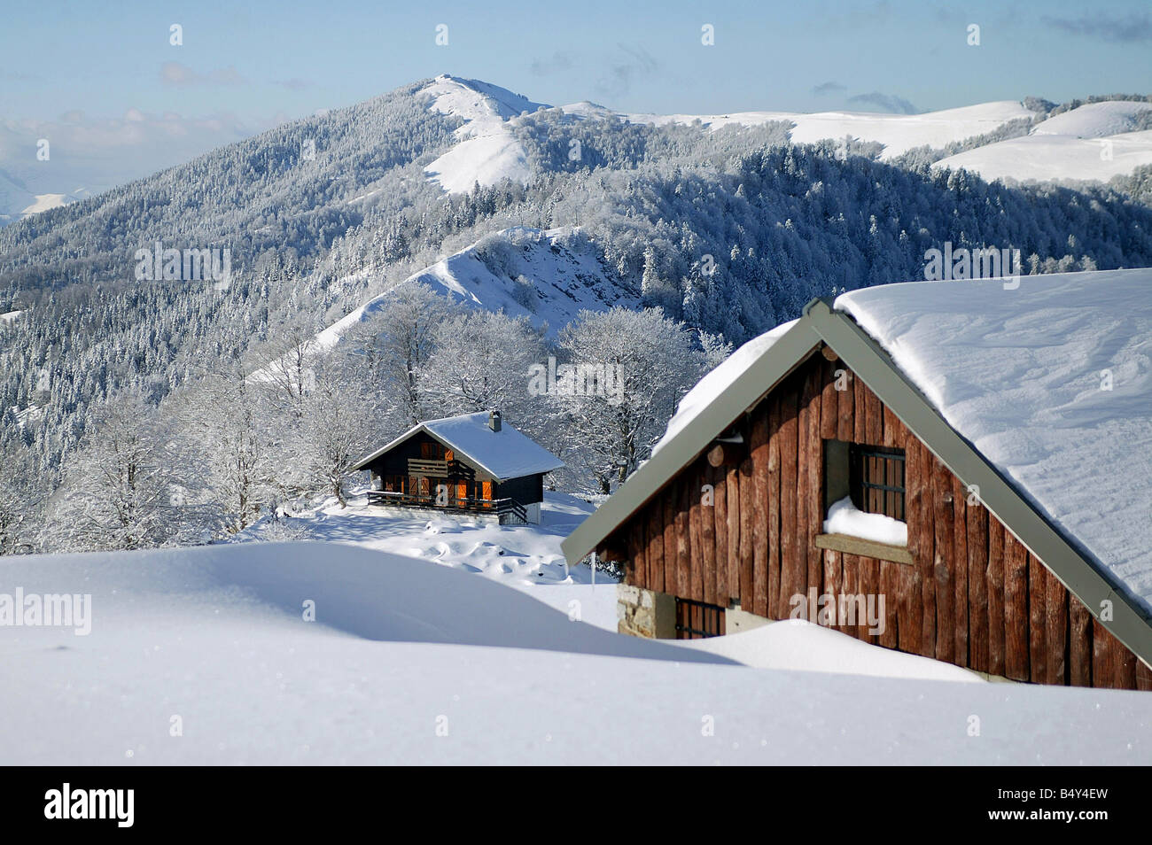 Snowed up houses hi-res stock photography and images - Alamy