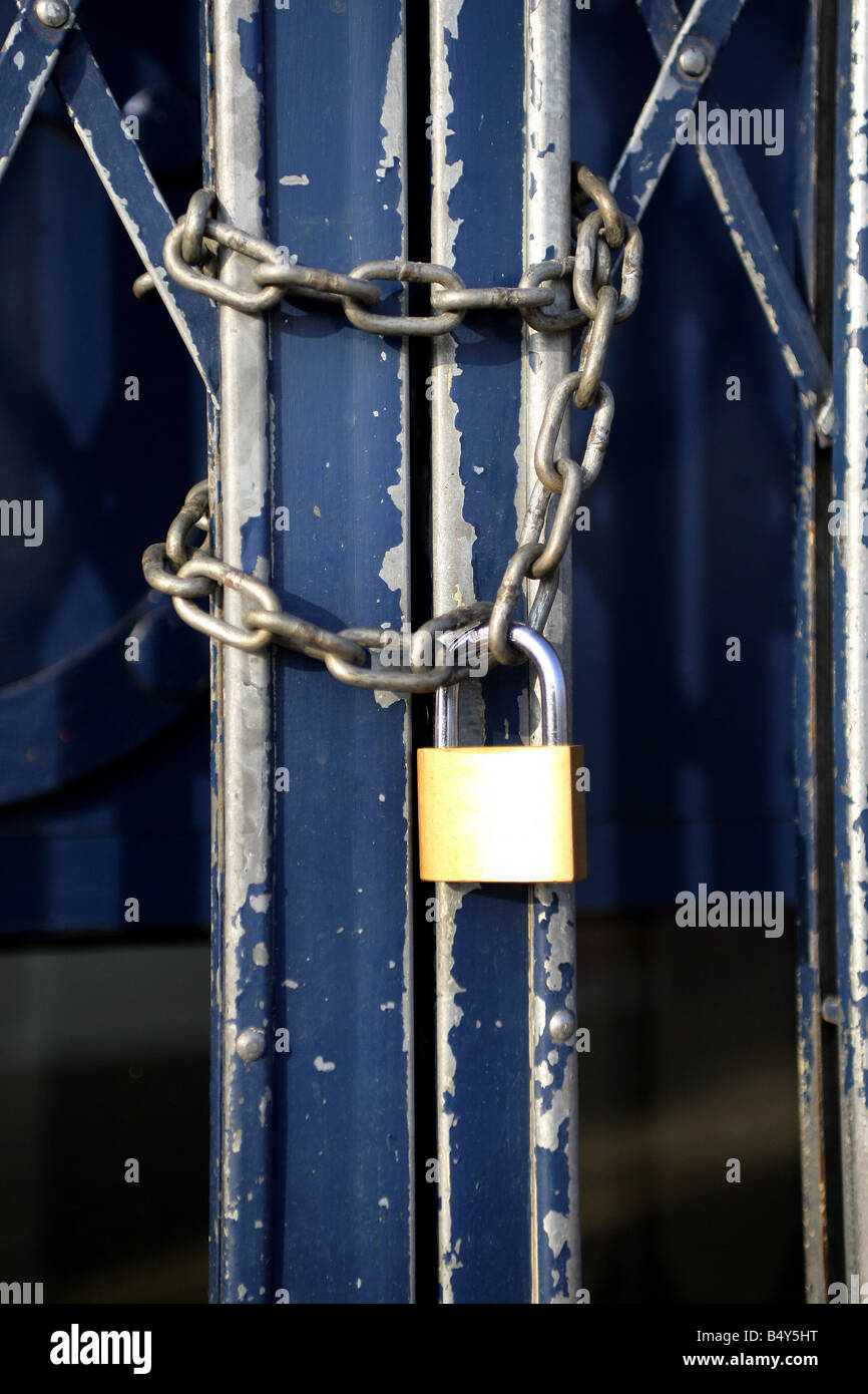 Padlock on gate, close-up Stock Photo - Alamy