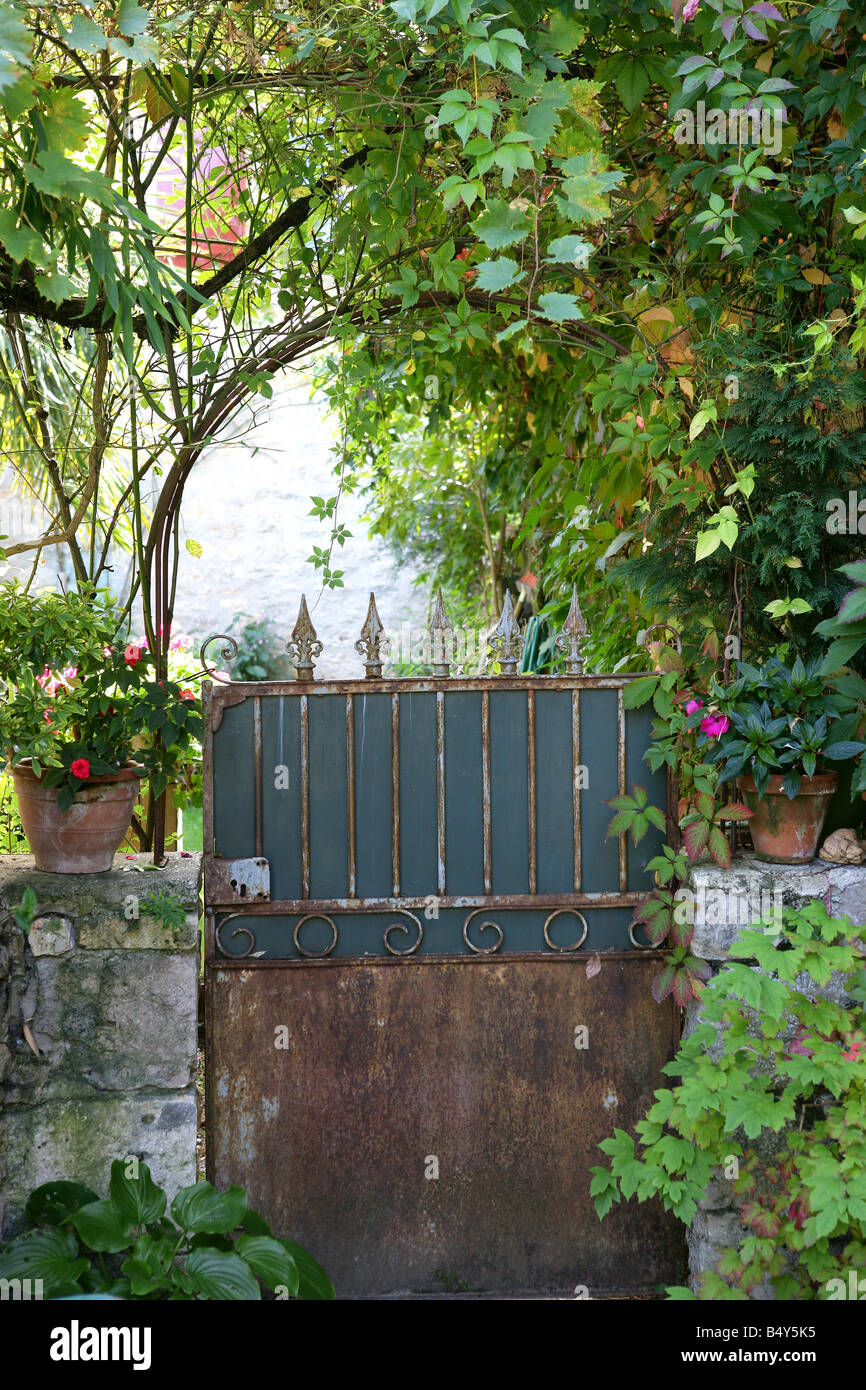 Flower pot gate gateway hi-res stock photography and images - Alamy