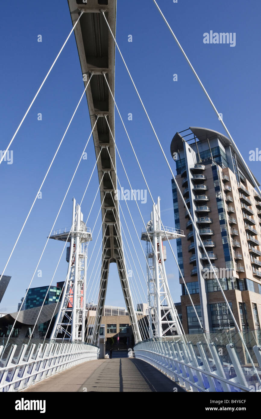 Lifting bridge salford quays hi-res stock photography and images - Alamy