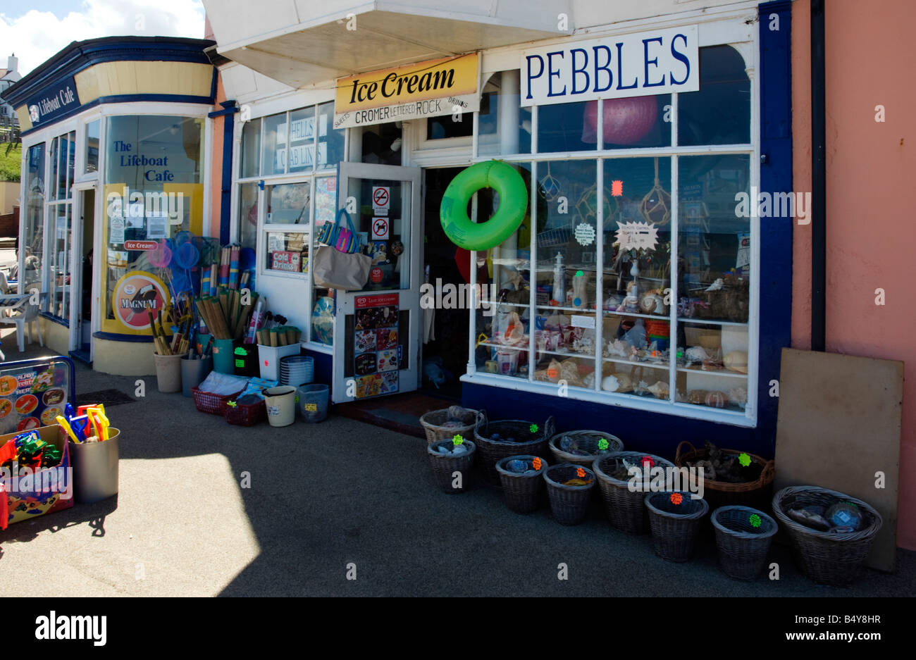 Seaside gift shop hi-res stock photography and images - Alamy