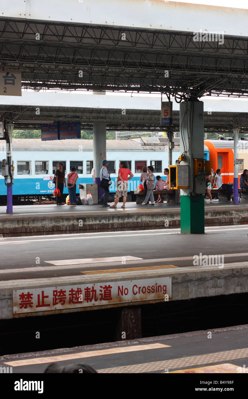 Delayed train sign hi-res stock photography and images - Alamy