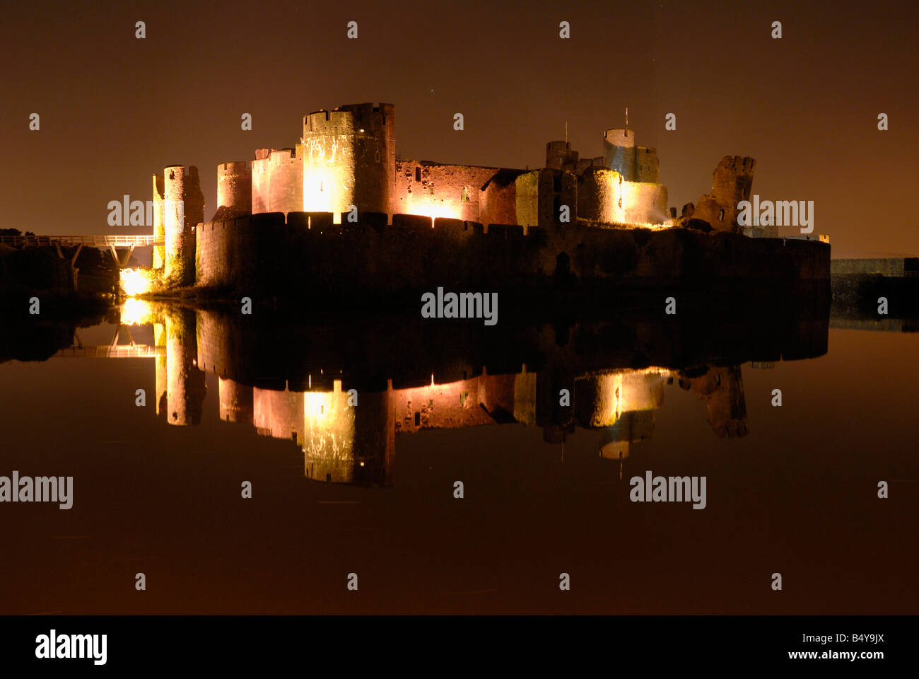 Castle lit up night hi-res stock photography and images - Alamy