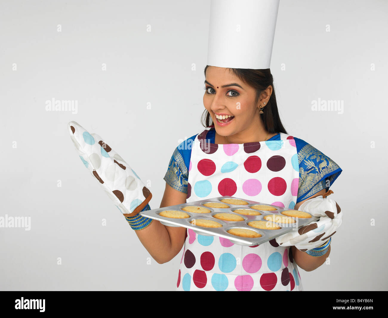 Female baker black hi-res stock photography and images - Alamy