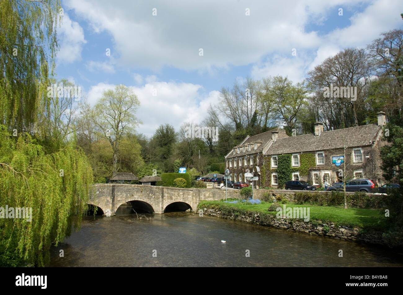 The Bull hotel and bridge over the River Coln, Fairford ...