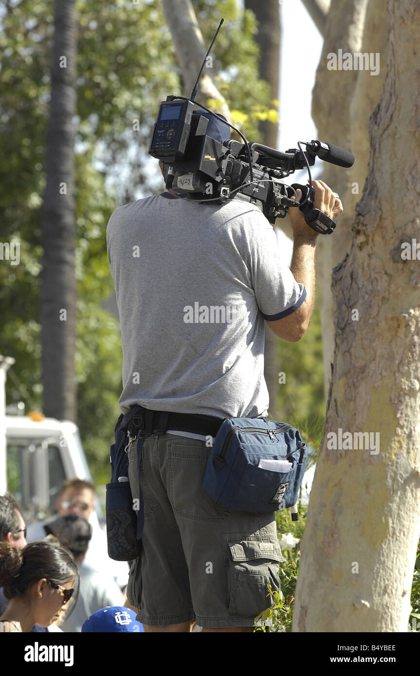Videographer above crowd film concert hi-res stock photography and ...