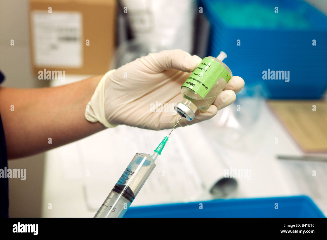 Drawing up chemotherapy drug into syringe Stock Photo - Alamy