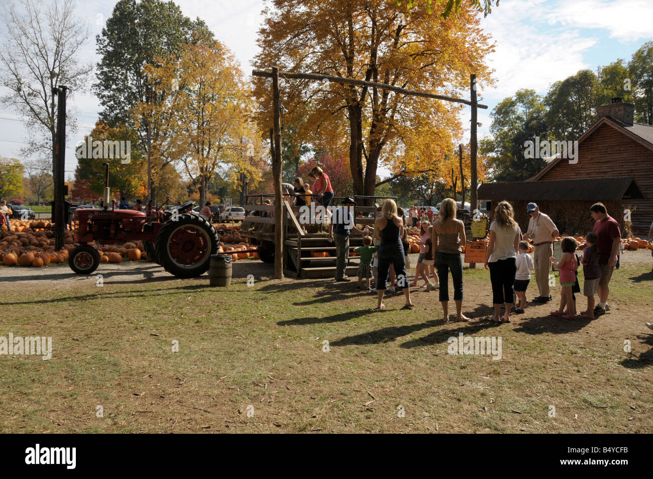 Hayride tractor hi-res stock photography and images - Alamy