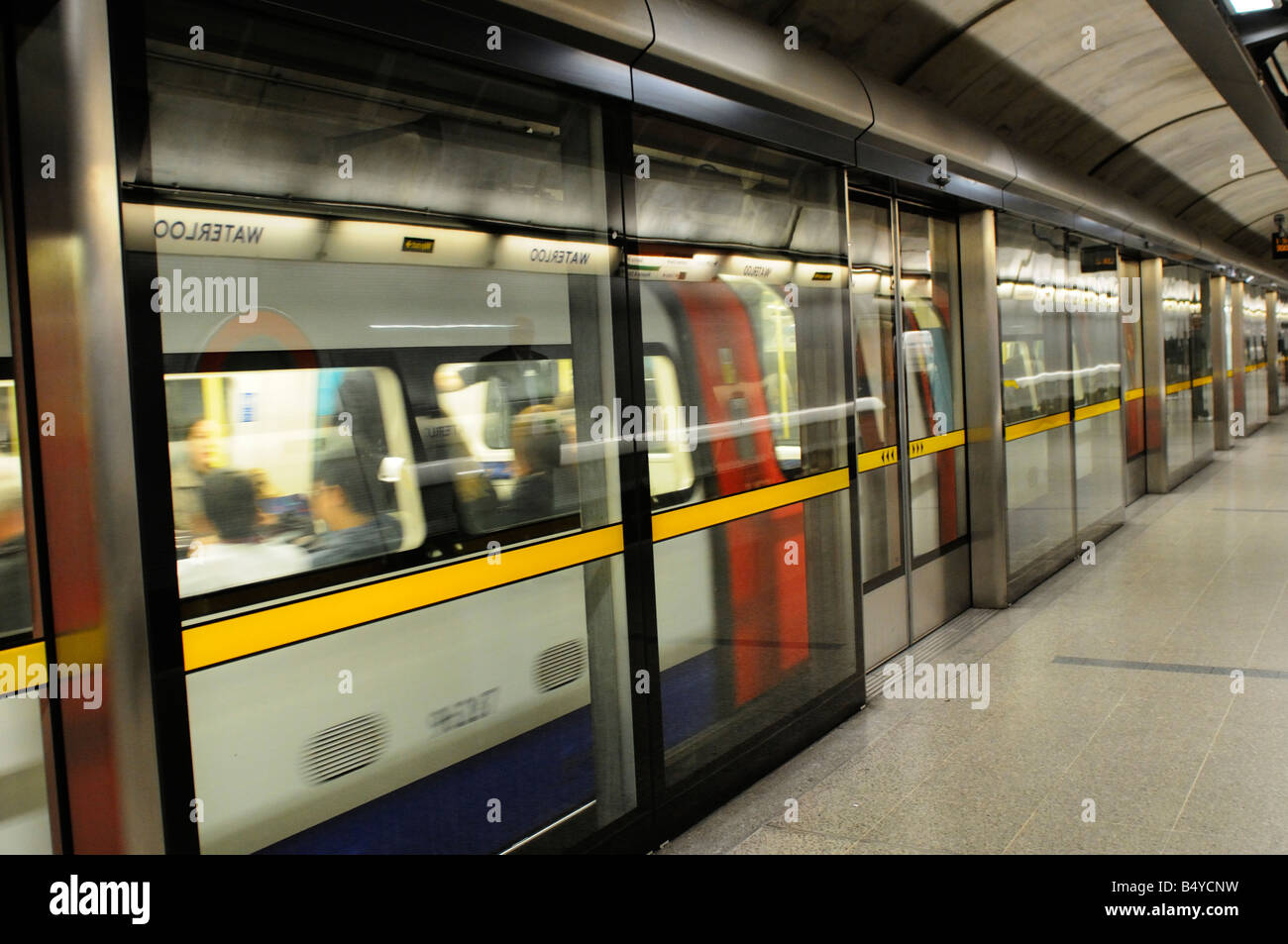Jubilee line sign london hi-res stock photography and images - Alamy