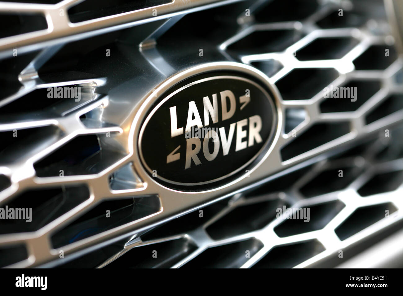 Land rover logo front grill hi-res stock photography and images - Alamy
