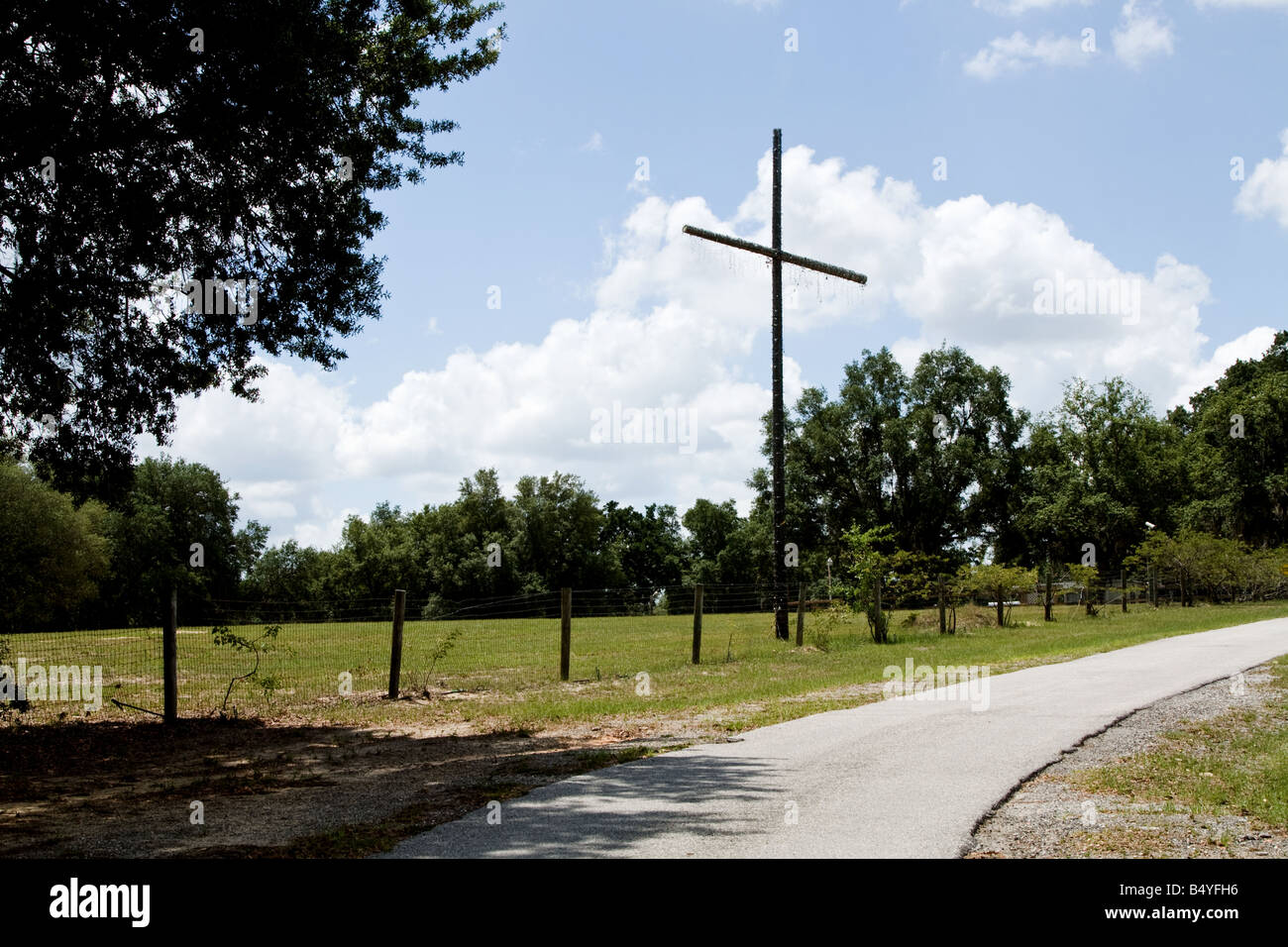 Roadway cross hi-res stock photography and images - Alamy