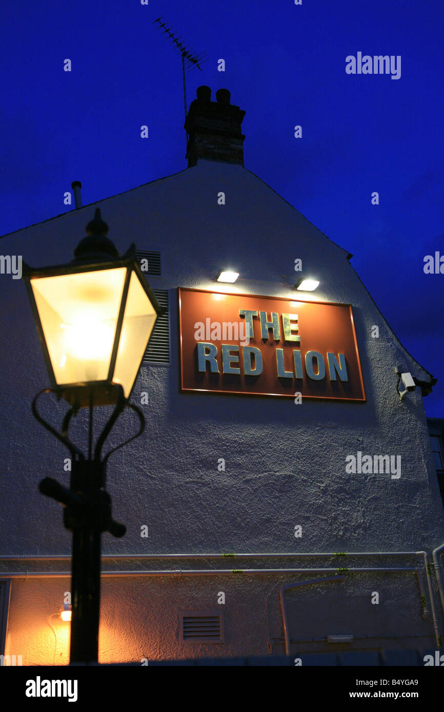 Red lion pub sign hi-res stock photography and images - Alamy