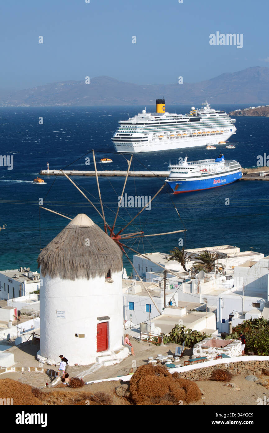 Mykonos harbour cruise ships hi-res stock photography and images - Alamy
