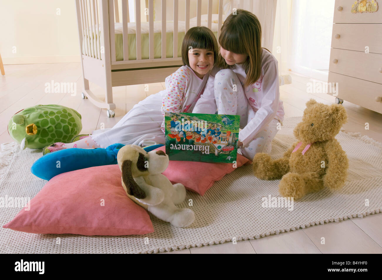 little girls reading a book, pyjama Stock Photo - Alamy