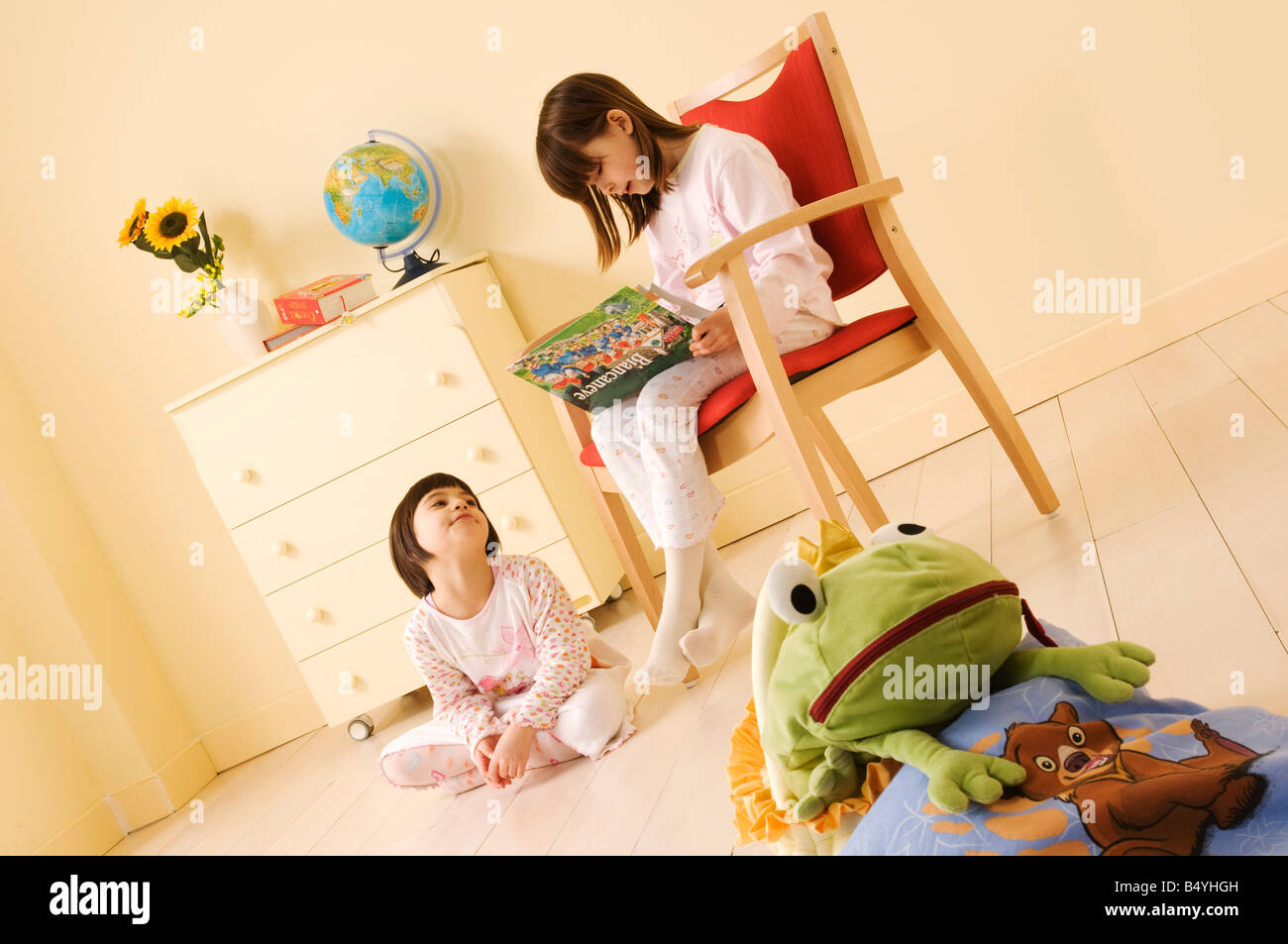 little girls reading a book, pyjama Stock Photo - Alamy