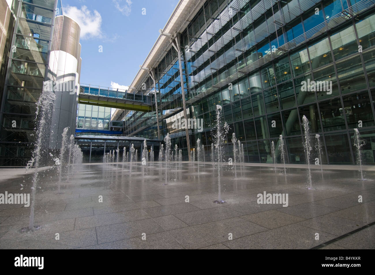 Terminal 5 heathrow airport outside hi-res stock photography and images ...