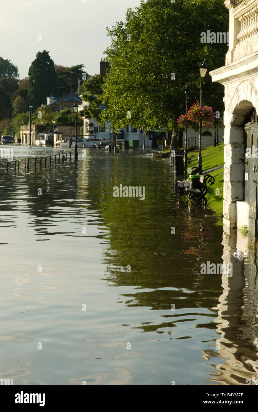 Richmond riverside flooded at high tide Stock Photo - Alamy