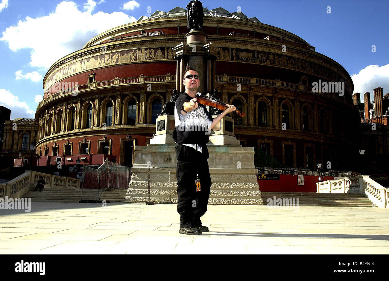 NIGEL KENNEDY May 2001 VIOLINIST NIGEL KENNEDY OUTSIDE THE ROYAL ALBERT ...