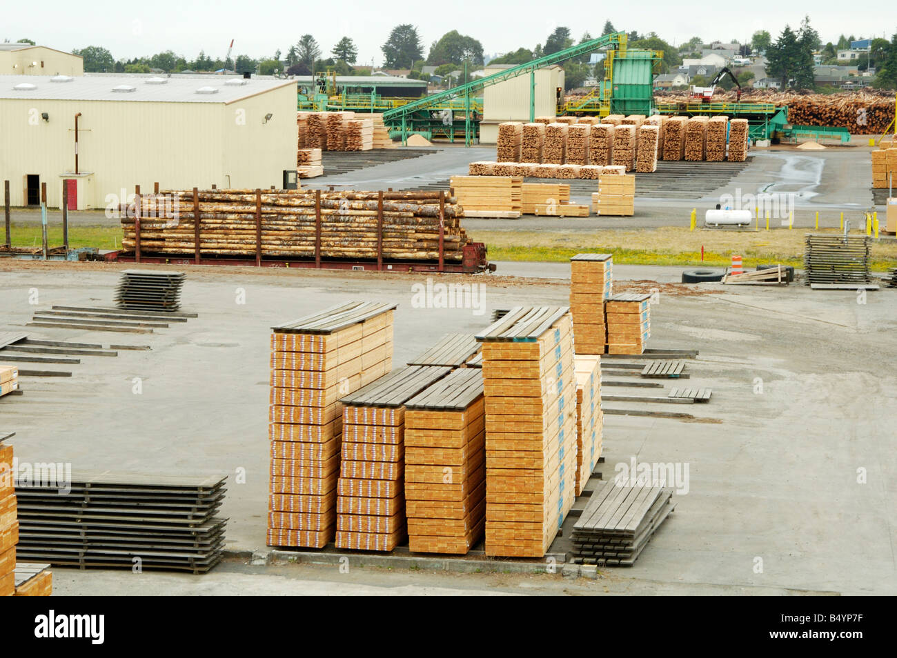 Forklift moving lumber hi-res stock photography and images - Alamy