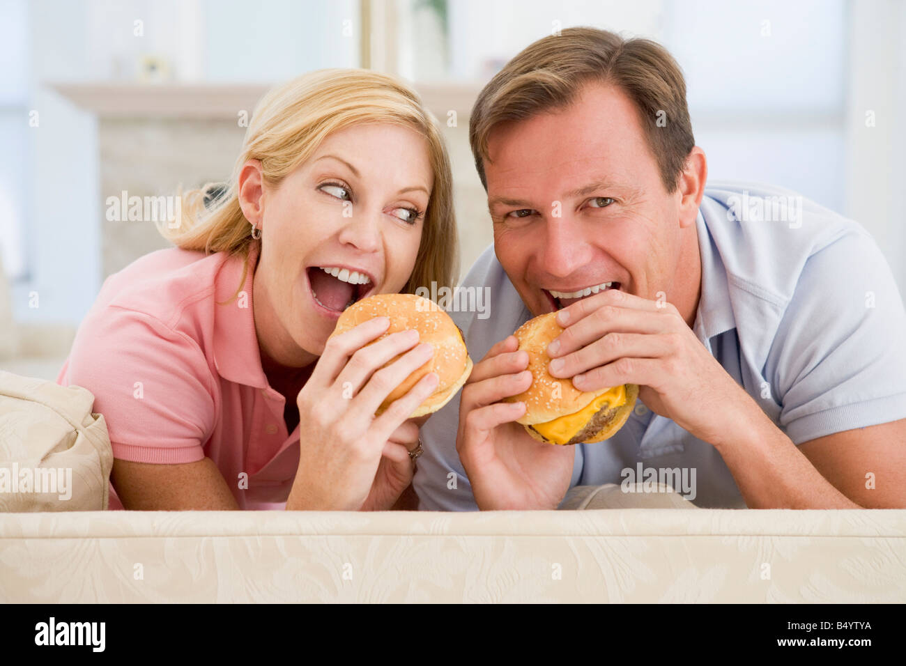 Two people sitting eating burgers hi-res stock photography and images ...