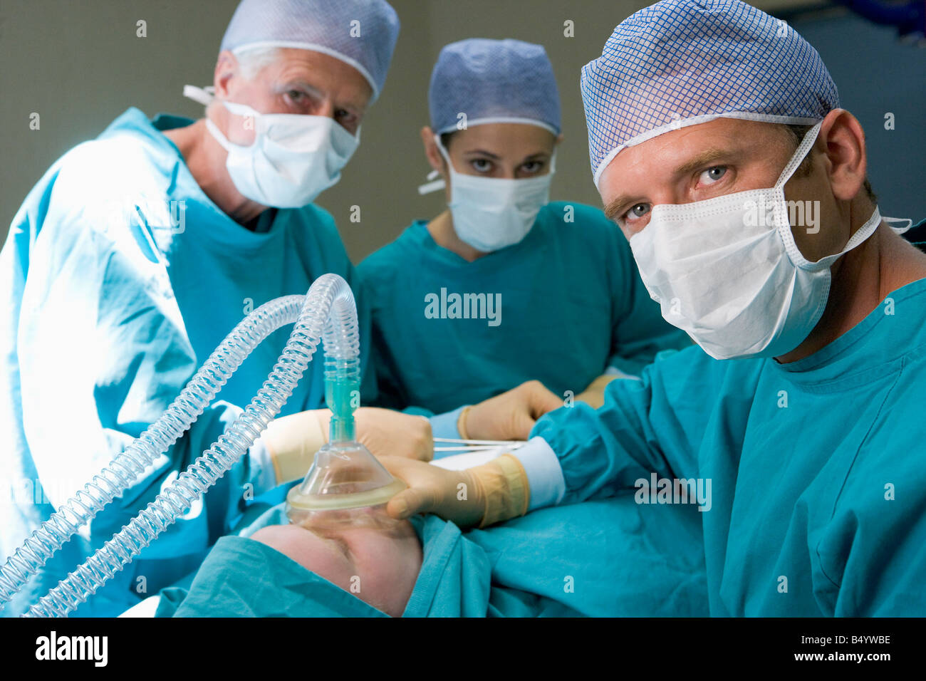 Operating on a patient hi-res stock photography and images - Alamy