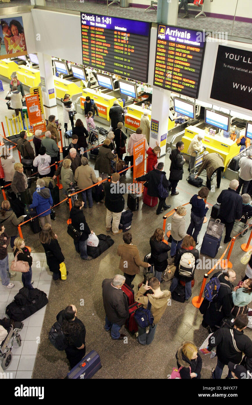 Crowds of holidaymakers waiting to check in at Newcastle Airport Stock ...
