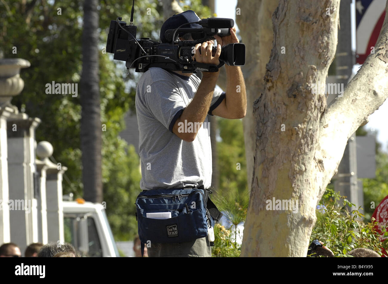Videographer above crowd film concert hi-res stock photography and ...