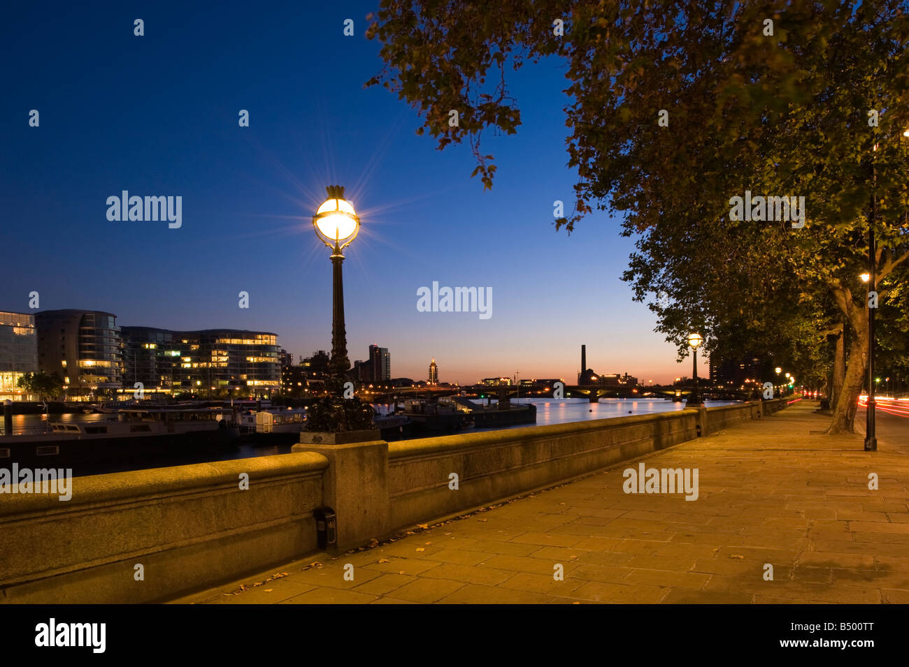 Chelsea embankment hi-res stock photography and images - Alamy