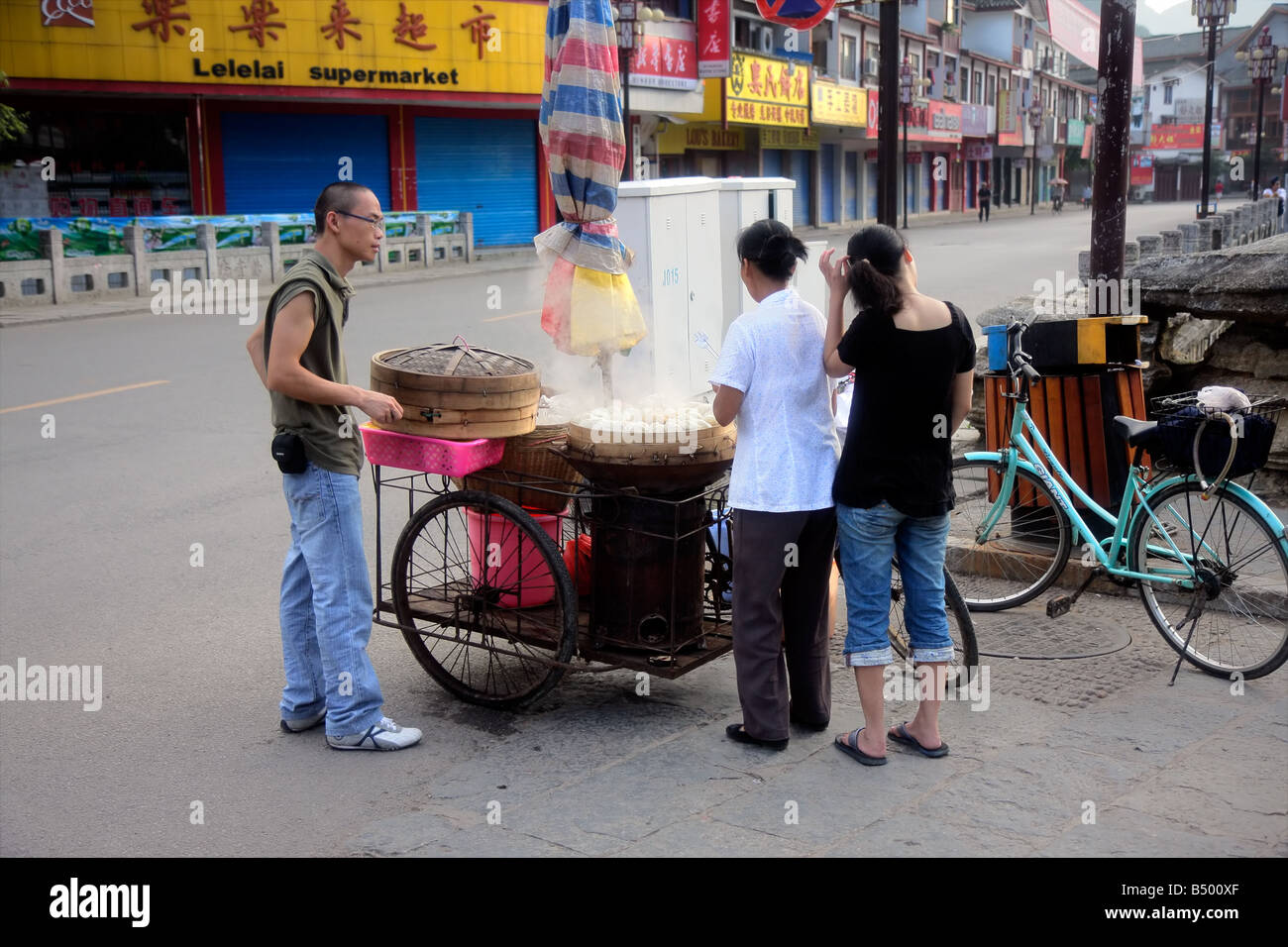 Yangshou cooking hi-res stock photography and images - Alamy