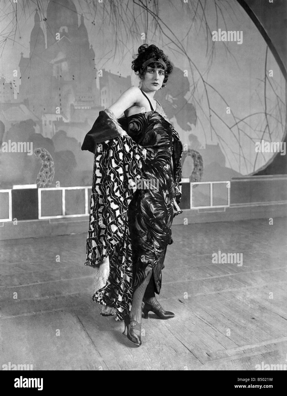Dahlia Gordon in a scene from the 1916 London Stage production of Pick ...