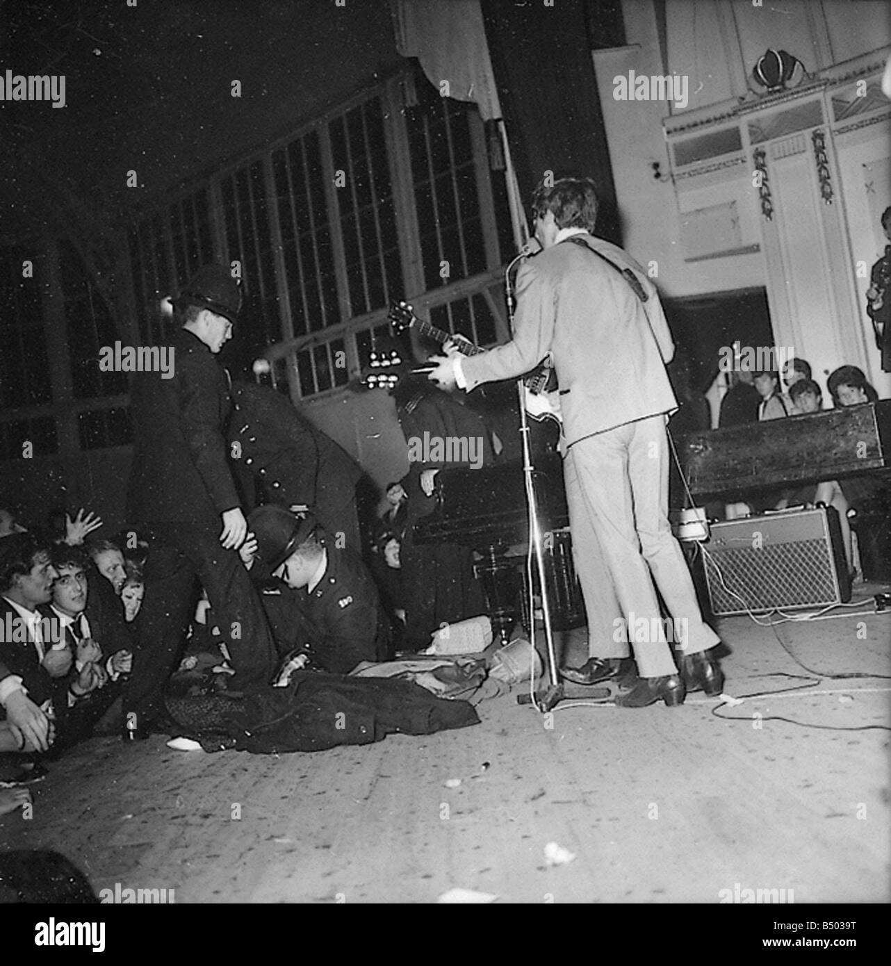 Beatles fans 1963 hi-res stock photography and images - Alamy
