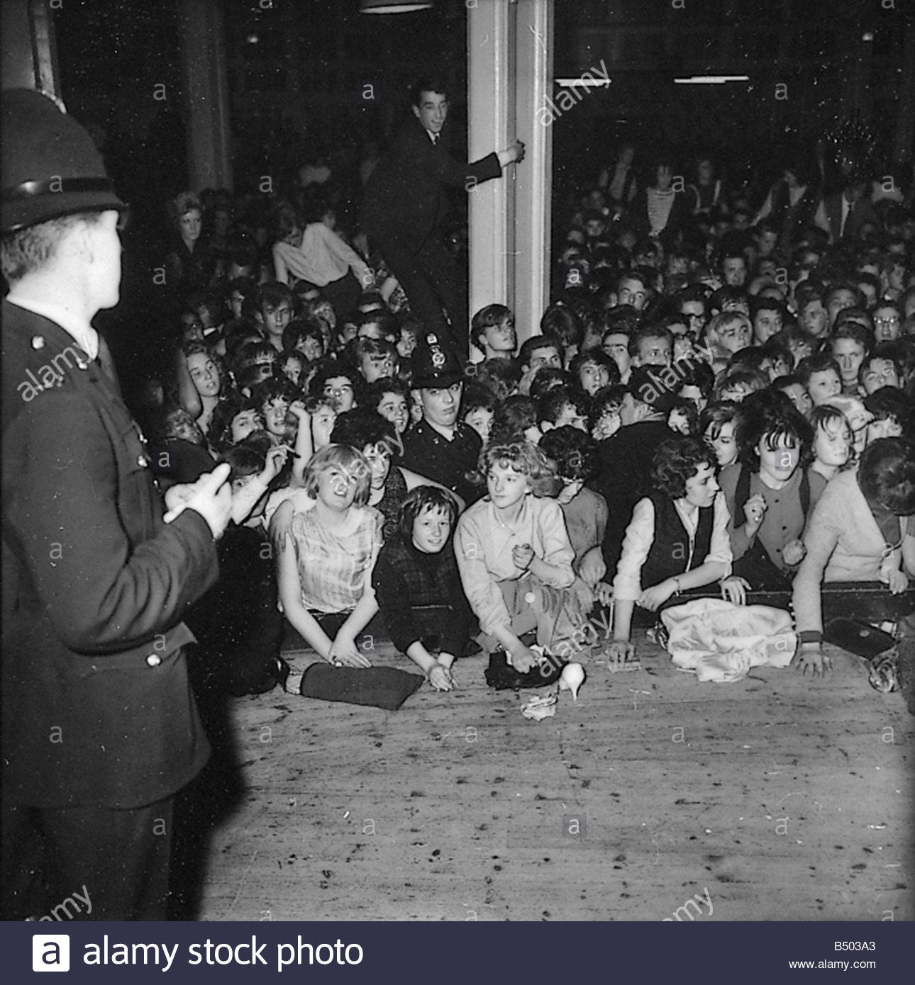 Music Beatles Fans 1963 High Resolution Stock Photography and Images ...
