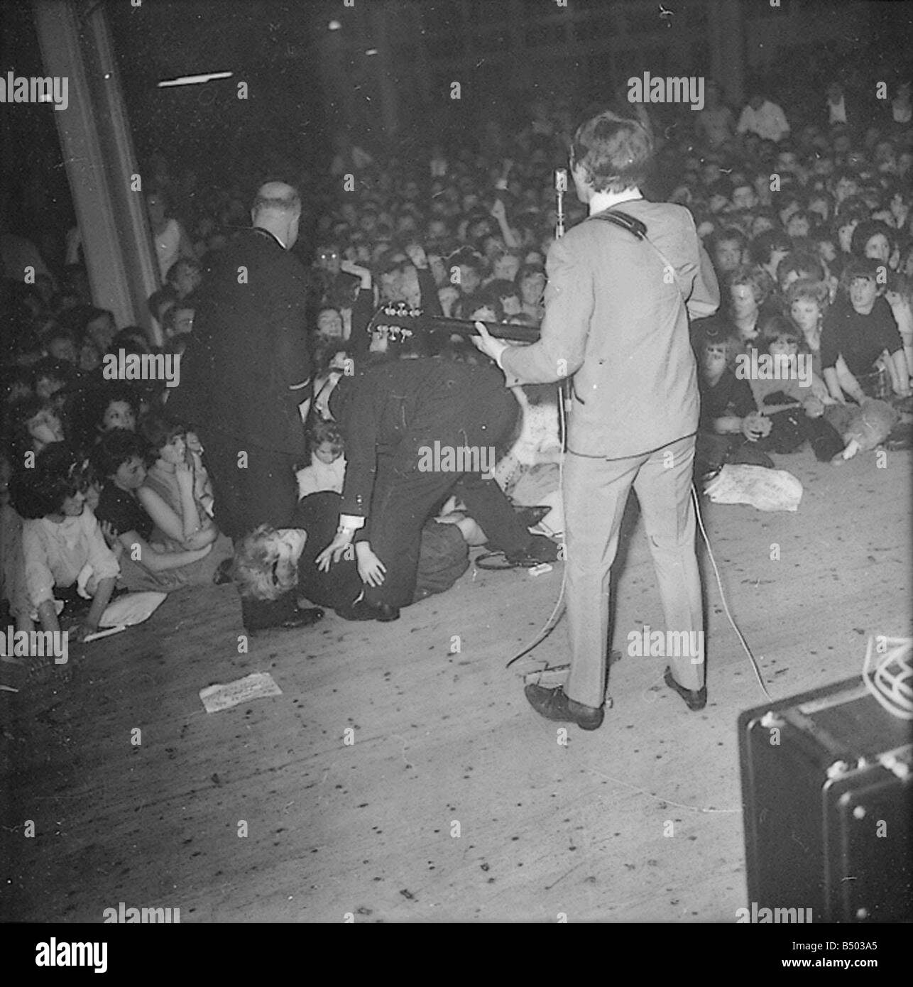 Beatles fans 1963 hi-res stock photography and images - Alamy