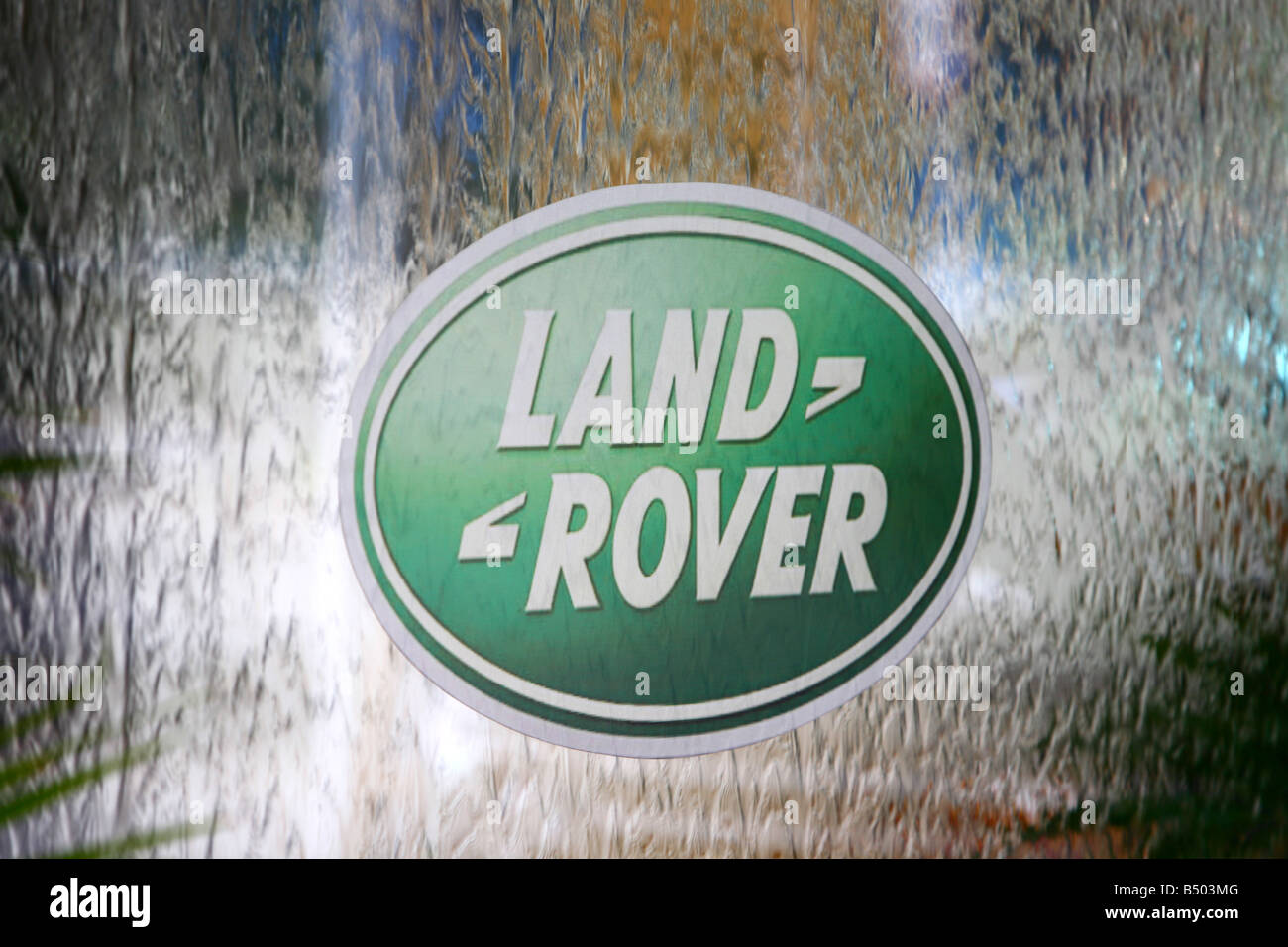 Land rover logo hi-res stock photography and images - Alamy