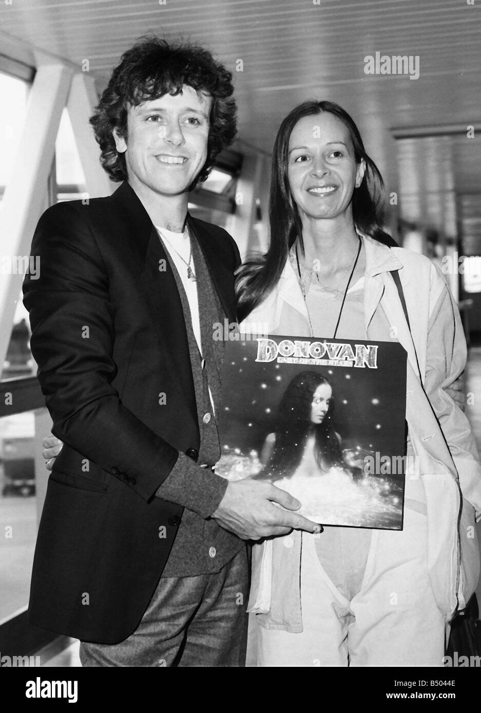 Donovan Scottish pop singer folk with wife Linda 1983 Stock Photo - Alamy
