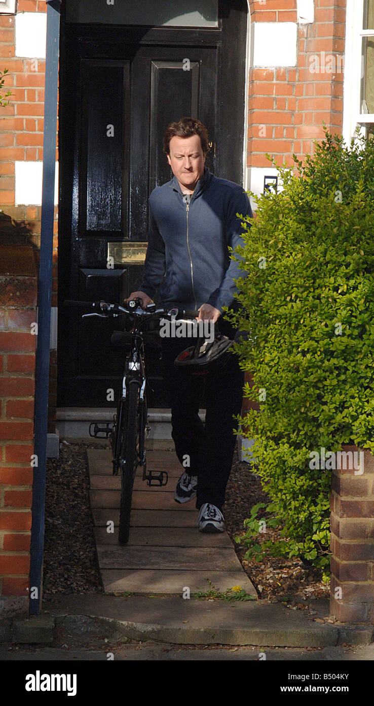 Tory leader david cameron leaves his home in notting hill hi-res stock ...