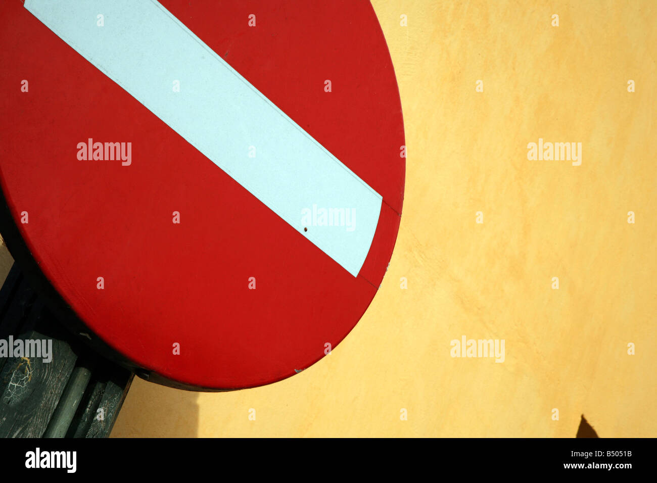 no entry sign yellow wall Stock Photo - Alamy