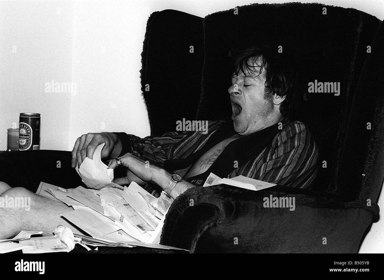 Alex Higgins World Snooker Champion 1982 has a yawn at home after ...