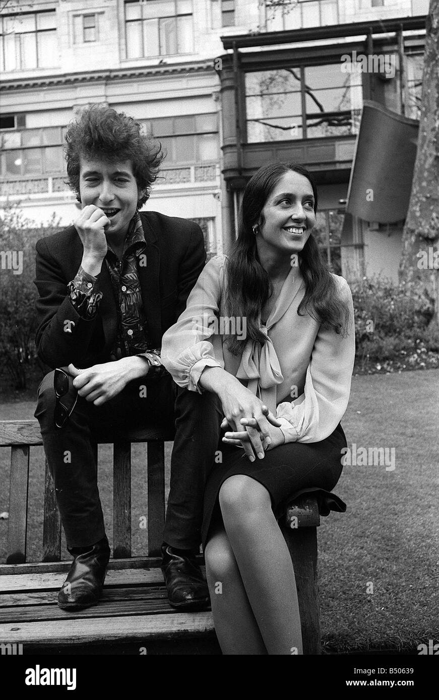 Joan baez bob dylan hi-res stock photography and images - Alamy