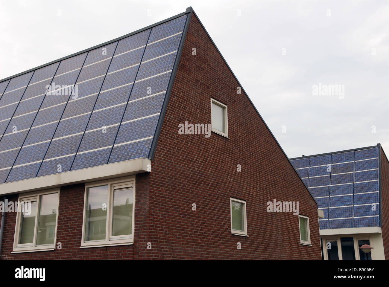 Shell solar panels fitted to houses on the world's largest solar ...