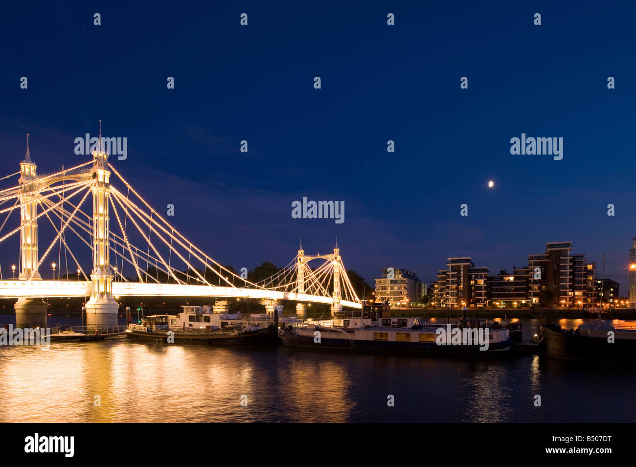 Chelsea bridge embankment at night hi-res stock photography and images ...