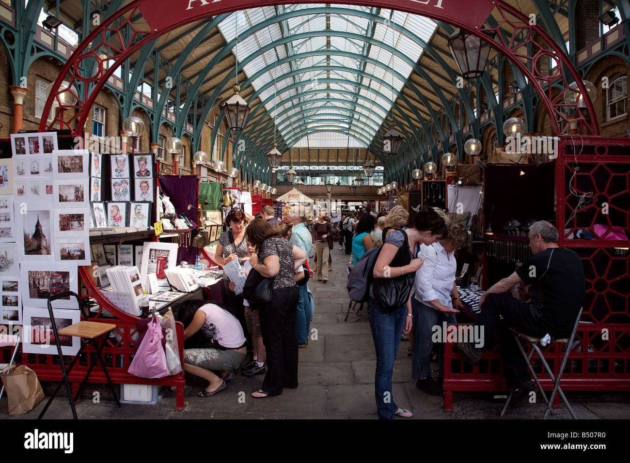 Shopping covent garden hi-res stock photography and images - Alamy