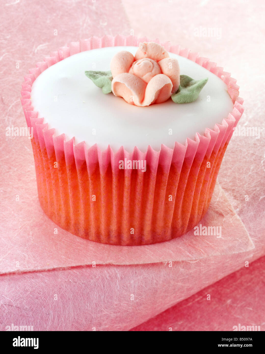 SINGLE PINK CUPCAKE Stock Photo - Alamy